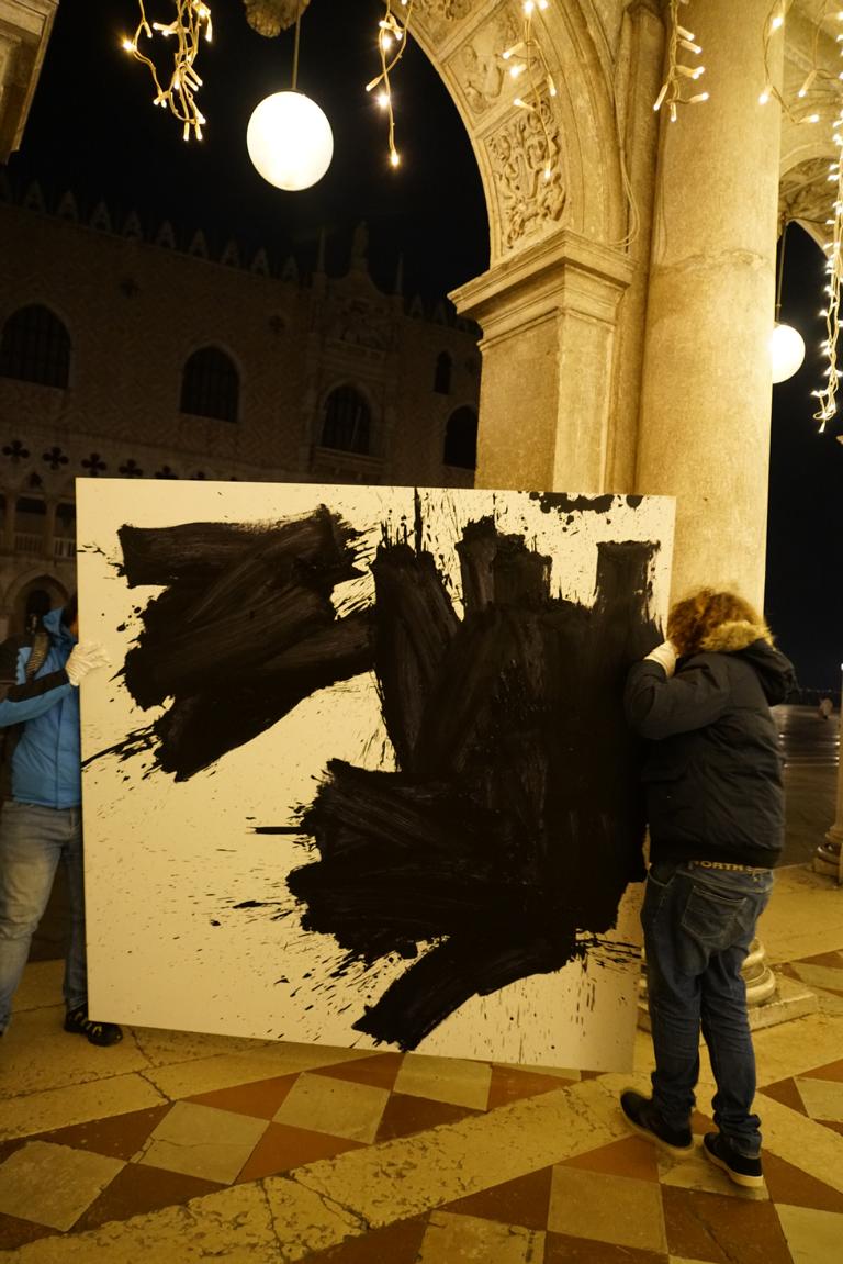 IN THE MIDDLE OF VENICE – Winfried Muthesius